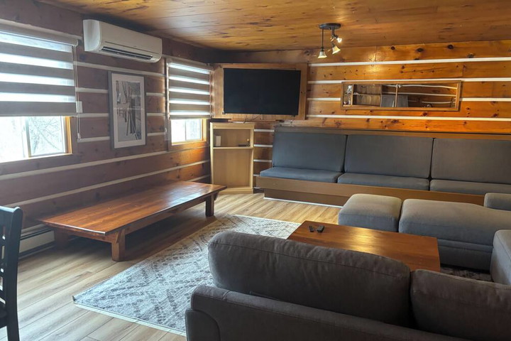 Blue Mountain Chalet ( 7 Bedrooms, Sleeps 15 Fully Air-conditioned Throughout . - Ontario