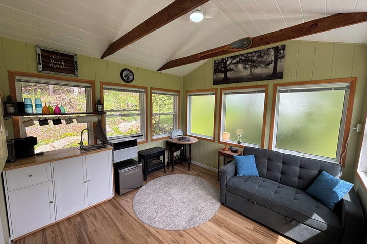 Forested Tiny Home Retreat | Wood Fired Hot Tub | Indr/outdr Shower | Rail Trail - Kawartha Lakes