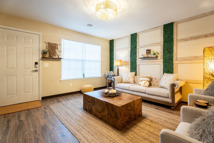 Townhome With A Peaceful, Soothing Vibe, Featuring King And Queen Size Beds - Springdale, AR