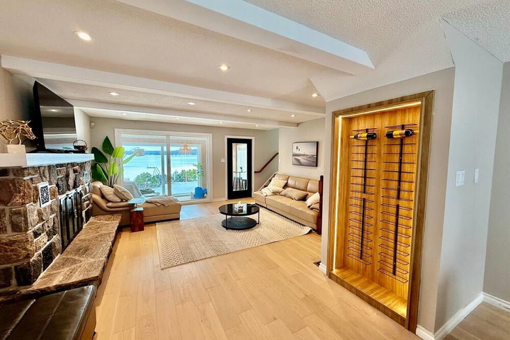 Stylish Sandy Beach 4-bed Waterfront - Midland