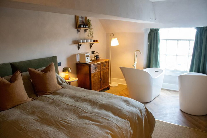 Luxe-king-suite-ensuite With Bath And Shower - Stow-on-the-Wold