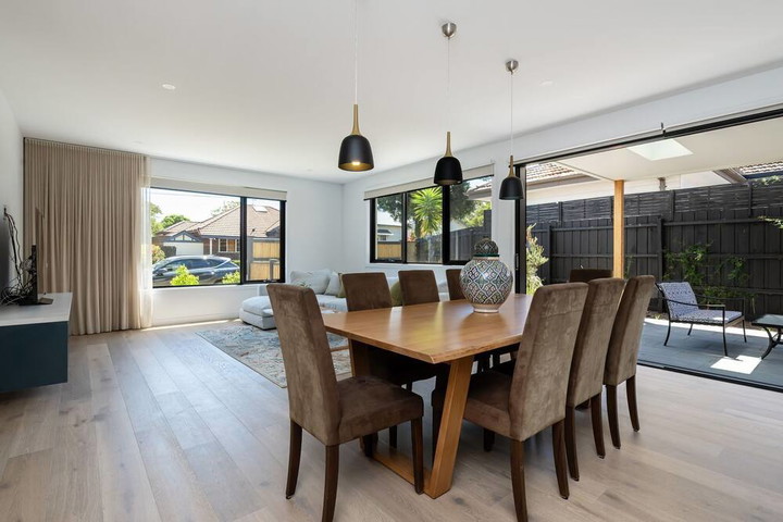 Miss Issy In Parkdale - Mordialloc