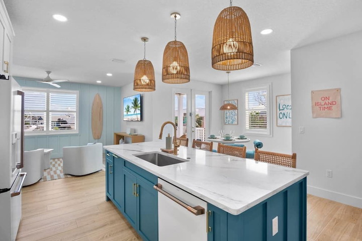 Take A Dip- Luxury 6 Bedrooms, Close To Beach, Pool And Spa!! - Holmes Beach, FL