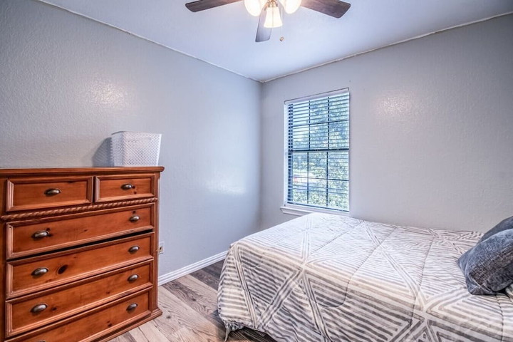 Deevine Homes - Private Bedroom With Shared Bathroom (2) - Frisco, TX