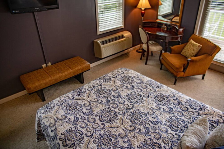 Welcome To The Historic Elk River Hotel & Cafe! Located Riverfront On The Beautiful Elk River, And Just 2 Miles From I-79, You Are Moments Away From All That The Sutton Area Has To Offer. Guest In Town To Enjoy The Gorgeous Outdoor Scenery And Recrea - West Virginia