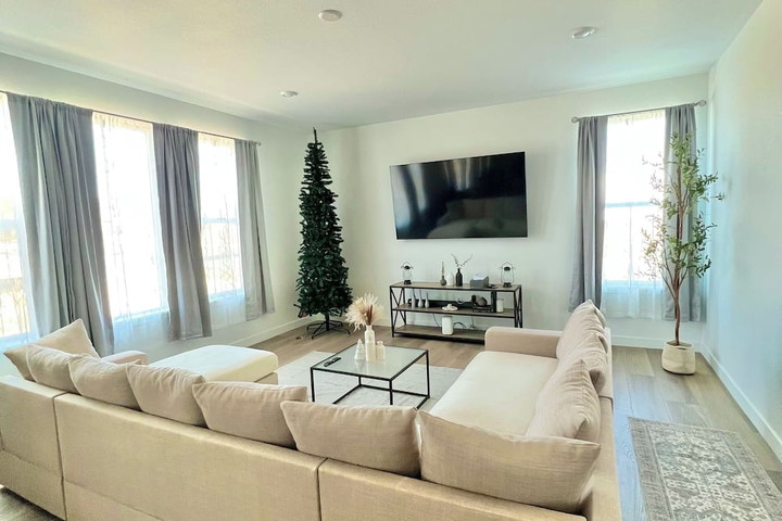 New Spacious 4-bedroom House In Serene Brighton With Cool Ac And Fast Wi-fi. - Brighton, CO