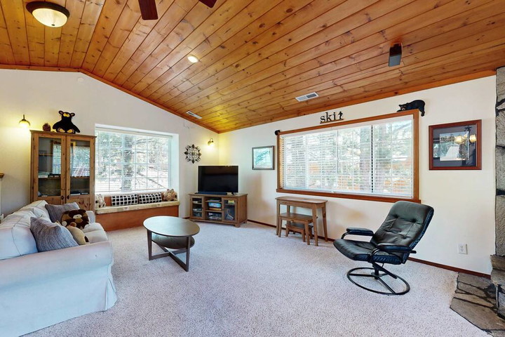 Woodland Retreat With Private Multi-level Deck & Backyard Creek - Truckee, CA