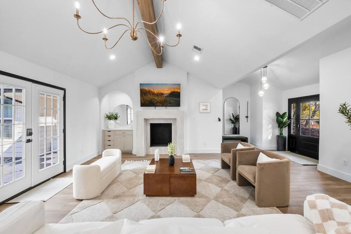 Luxury Family Retreat: Mini-golf, Pool, Hottub, & Gameroom - Garland, TX
