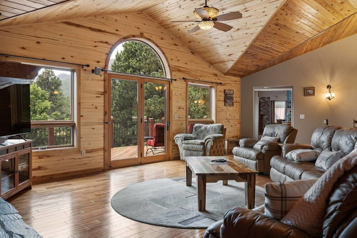 Peaceful Forest Park Lodge - Spearfish, SD