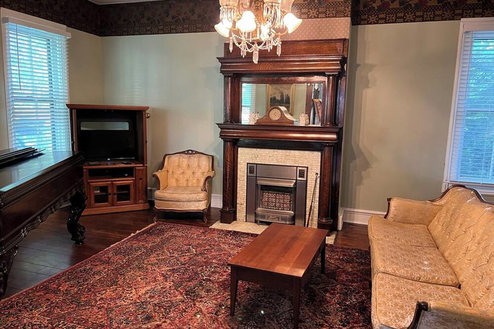 Historic Kugler Cottage, Built 1871, Charming 5-bedroom Stay - Pennsylvania