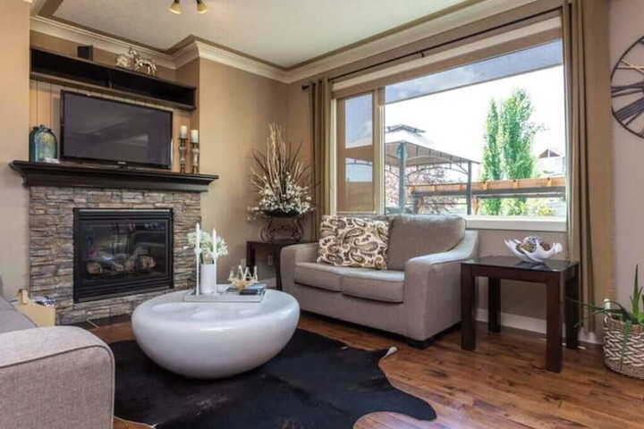 Cozy & Luxurious Ridge Home - Pet Friendly - Cochrane