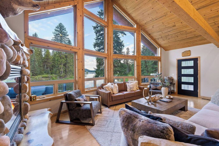 Riverfront Cabin W/ Hot Tub, Sauna & Fire Pit - Montana