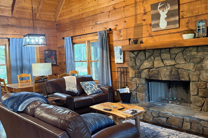 Rustic Log Cabin- In Town Cashiers- Pet-friendly! - Cashiers, NC