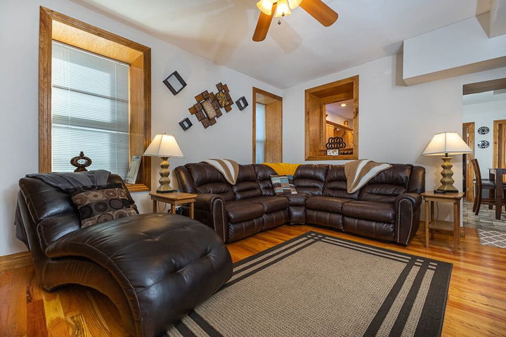 Impressive Private 2br Suite W/parking Univ Area - Dubuque, IA
