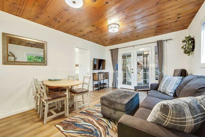 Guerneville 2br Dog-friendly Redwood Cottage With Hot Tub & Deck - Guerneville, CA