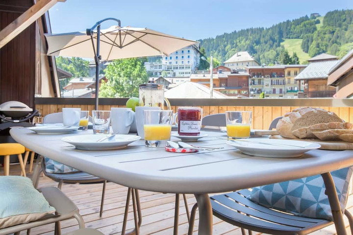 Apartment La Poste Hosted By More Mountain, Morzine | Large 3 Bed 2 Bath Apartment | Sleeps 6 . Fantastic Location With  Large Terrace In The Centre Of Town. Family Friendly With All Mod Cons. Only 5 Mins Walk To Ski Lifts And - Samoëns