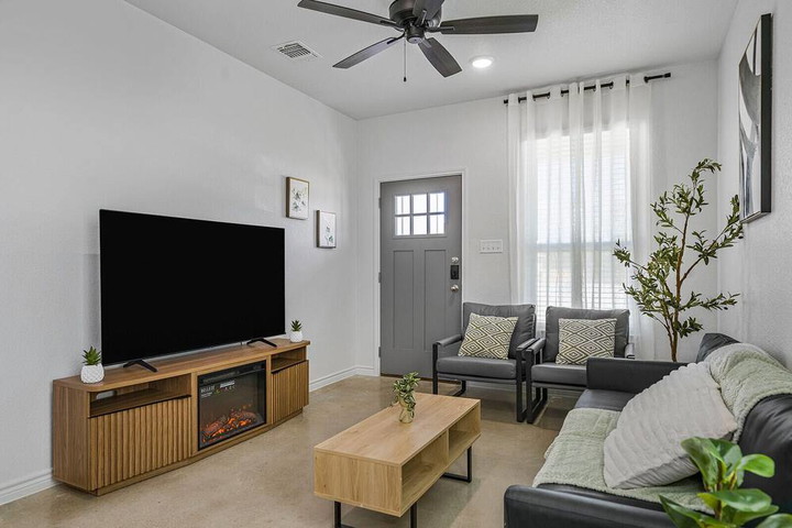 Charming 3-bedroom Close To Hospital And Power Plant, Workspaces, Fenced Yard - Temple, TX