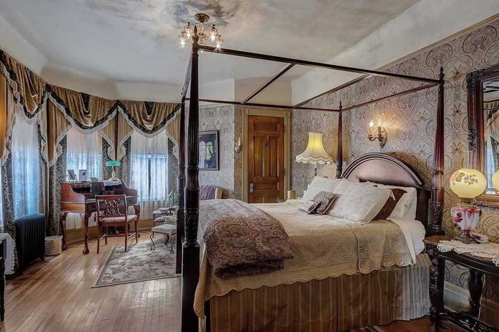 Pias 2 Room Suite Queen Canopy Bed 2nd Floor - Milwaukee, WI