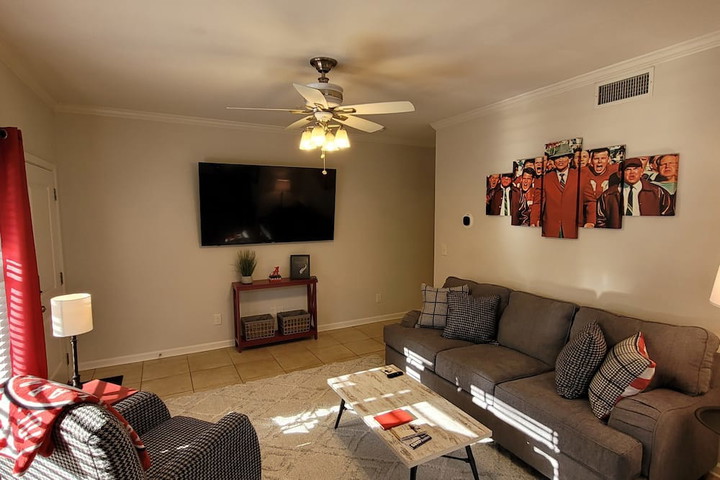 Walk To Stadium/strip/downtown! 2 Bd/2 Bath, Off-street Parking! - Tuscaloosa, AL