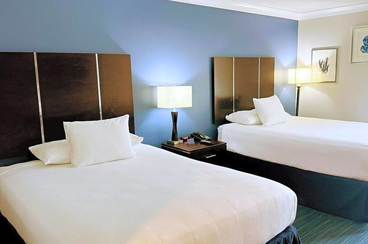 Two Queen Jacuzzi Balcony Retreat With Free Breakfast Near Beach And Pier - Long Beach