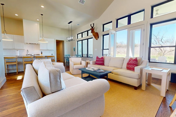 River City Resorts: Oxbow House, On The Guadalupe River - Canyon Lake, TX