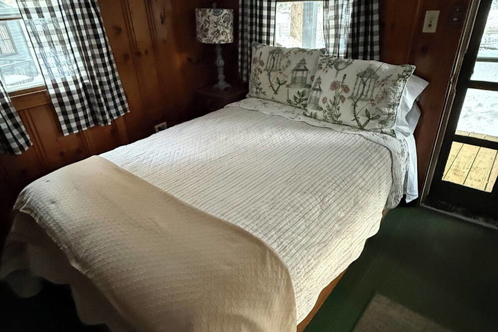 Lakeside Cabin 7 With Kitchen - Lake Winnipesaukee, NH