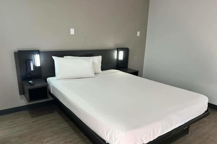 1 Queen Bed |Lakeland - Hillsborough County, FL