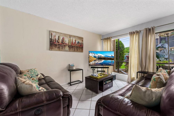 Charming 2-bedroom Condo Walking Distance To Siesta Keys Beach! - Siesta Key, FL