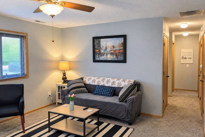 Renovated 2br Retreat  Minutes From Downtown Omaha - Council Bluffs, IA