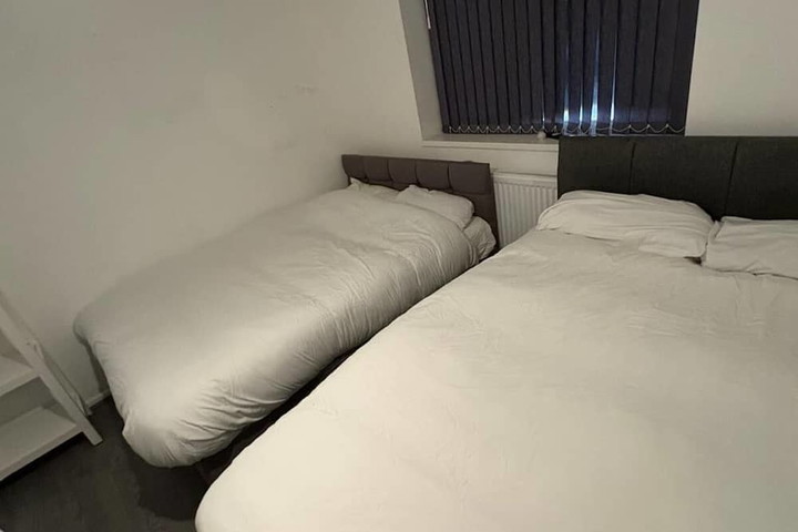 Large Family Room Fits Six Adults. - Staffordshire