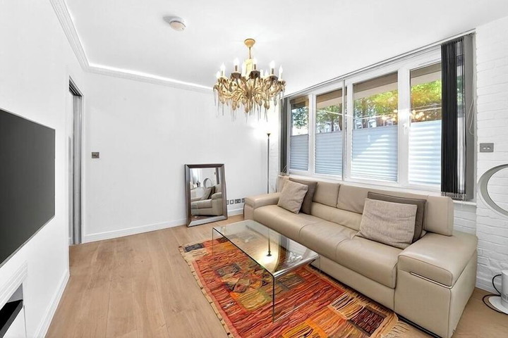 * Renovated Flat With Super King Bed * - London