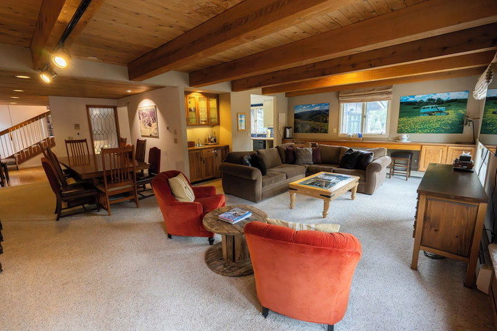 Entire 7br House On Gore Creek · Walk To Both Villages · Hot Tub · Sleeps 16 - Vail, CO
