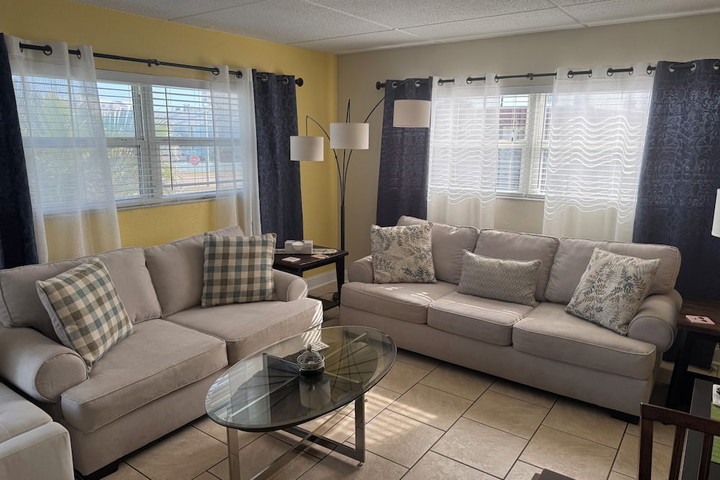 2 Bdrm Condo 2 Minute Walk To The Beach! - Cape Canaveral, FL