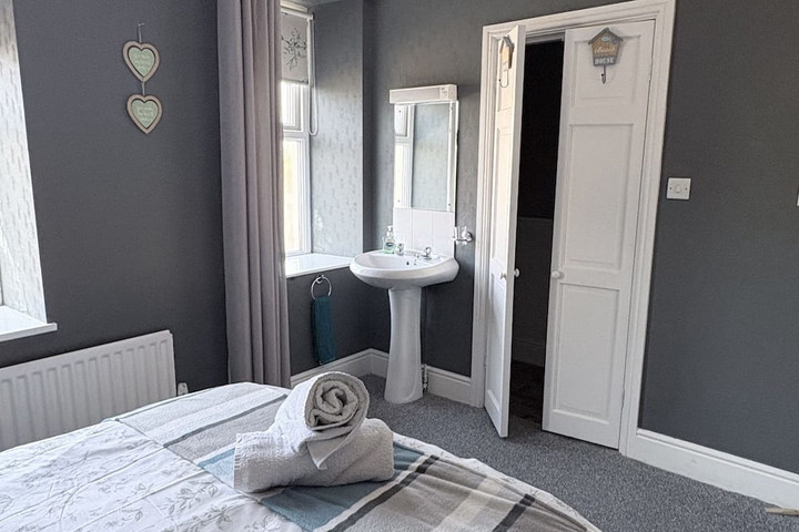 The Hideaway | Boutique Double Room | No Pets - Caernarfon