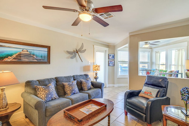 Beach Boardwalk Stay, 10-min Walk, 2-min Drive - Texas