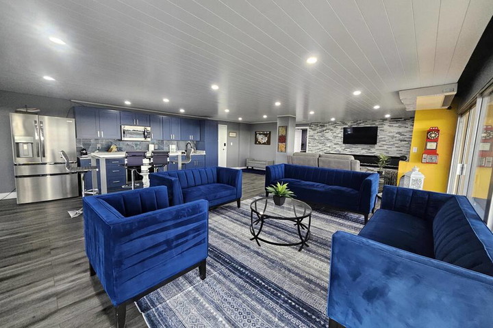 1 Bedroom Luxurious Loft Perfect For Entertaining! - Colorado Springs, CO