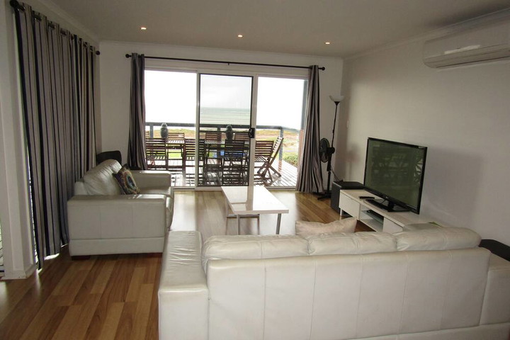 Vista Mare ~ Free Wifi, Esplanade, Fantastic Sea Views     Off Peak Special! - Point Turton