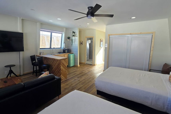 2 Queen Suite, Huge Deck, Free Breakfast! - Mammoth Lakes, CA