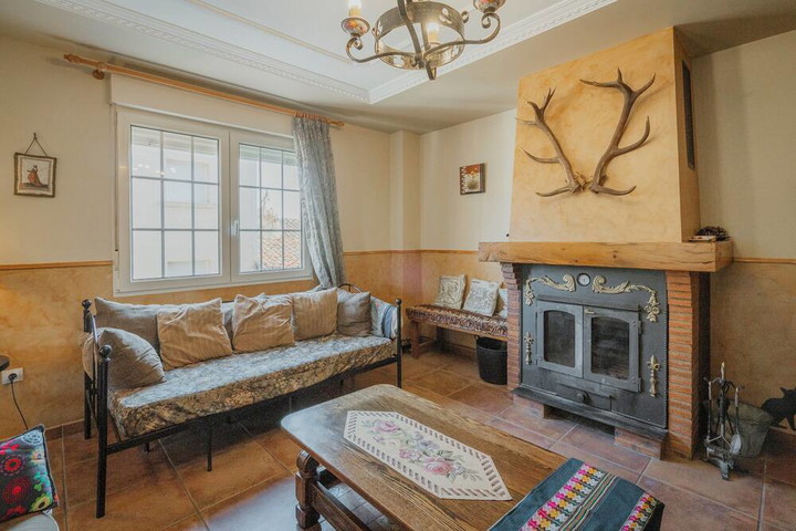 San Pelayo Country House In Burgos: 5 Bedrooms, Pool, And Mountain Views - Douro River