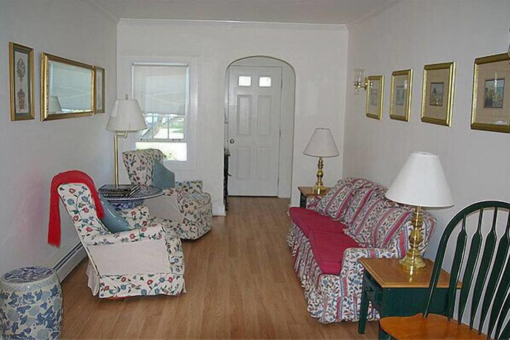 New Markdown! Stay At A Waterside Beach Cottage Minutes Away From Water! - Tiverton, RI