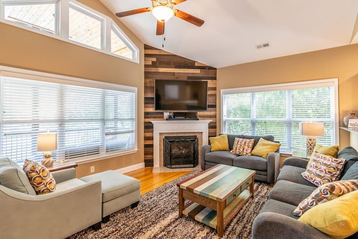 Lake Keowee Retreat! Swim, Boat, Kayak & Relax On Dock Just Steps From The Water - Clemson, SC