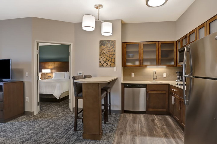 Flexible 1-bedroom Suite W/ Full Kitchen, Ks - Shawnee, KS