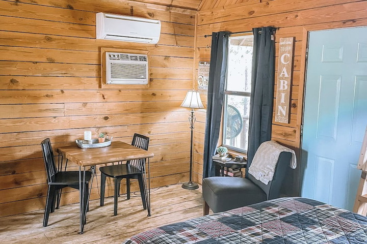 Rustic Cabin Overlooking Private 48 Acre Bass Fishing Lake - Florida