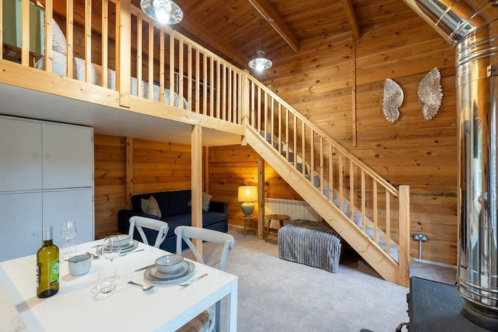 Walliswood Lodge - Rural Retreat - Newly Converted, Wood Burner, Air Con, Wi-fi - Shere