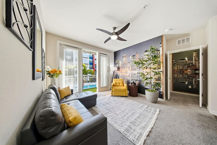 Modern 2br/2ba Tampa Retreat: Productivity Meets Comfort -