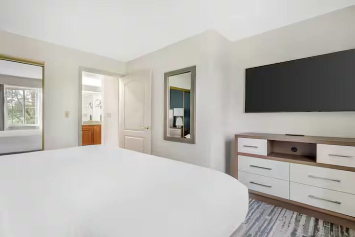 Relaxing 1br Stay W/ Kitchen L Indoor Pool, Fitness & Outdoor Bbq Area - Mishawaka, IN