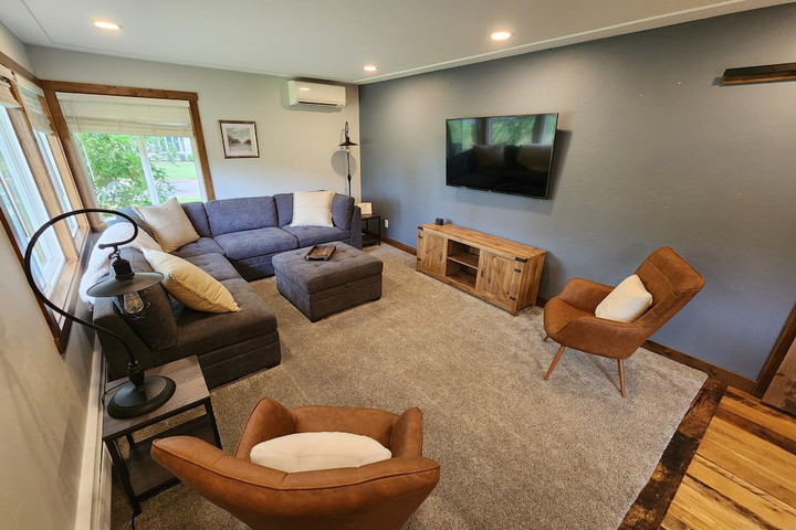 Gorgeous 5 Bed Remodel Near Downtown Hudson For Groups! - Hudson, WI