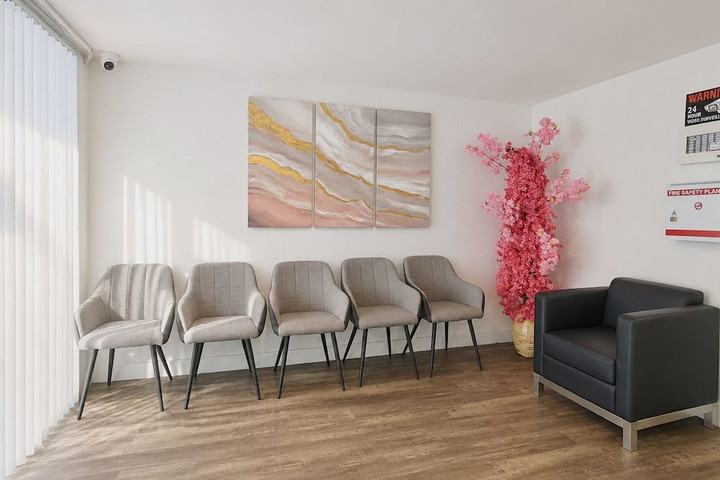 Modern & Top Floor 1 Bedroom Suite With Parking - North Vancouver