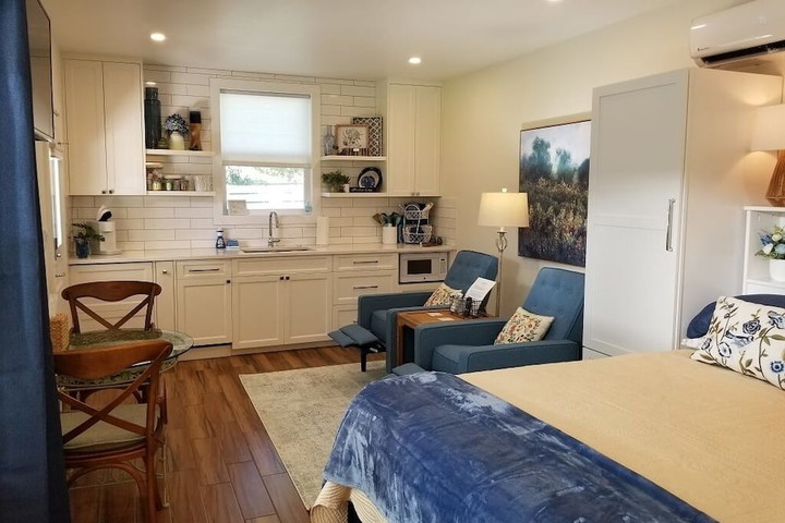 In Town. Pet Friendly. Quiet Neighborhood. Queen Bed. Perfect Getaway! - Fredericksburg, TX