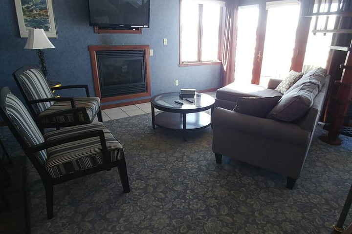Snug Harbor Inn - Studio Suite 201 & 204 - Sturgeon Bay, WI
